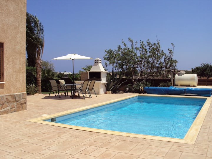 Lovely 4 Bed Villa With Sea Views And Private Pool - Protaras