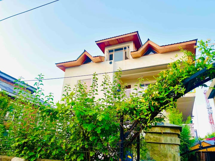 3bhk Cabin 900 Sqft | 3rd Flr | View | 2km-dal - Srinagar