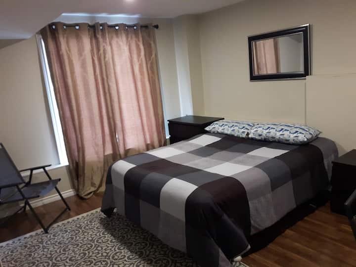 Cozy, Clean Spacious Apartment In A Quiet Area - Kingston