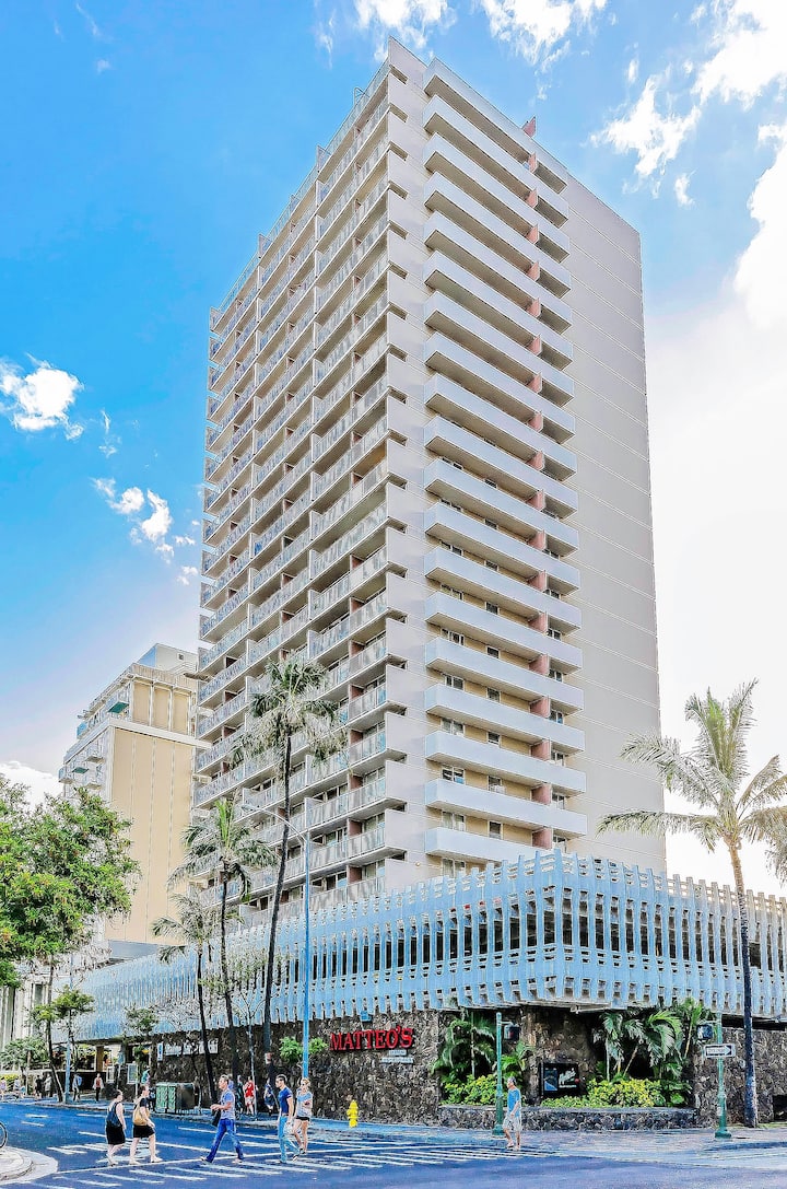 Elevated Stay Ht Pool + Clever Not Free Parking - Honolulu, HI