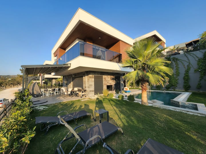 The Villa With Private Pool, Nice Garden, Amazing Seaview, For 8 People. Its Is Also Closed To Seaside - Kuşadası