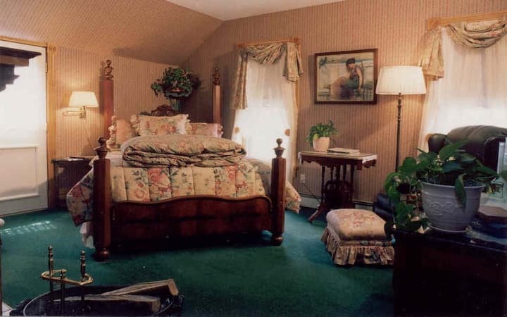 Room 9: Casual Victorian (Garden House) - White Lace Inn - Sturgeon Bay, WI