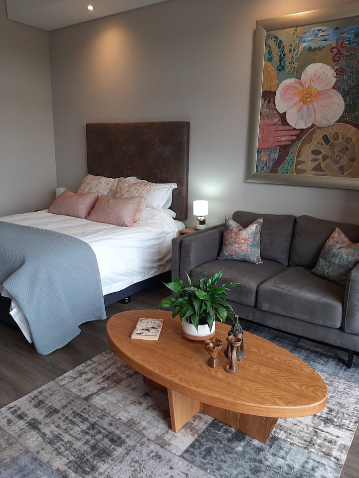 Menlyn Maine Trilogy 903-
Modern Studio Apartment - 普勒托利亞