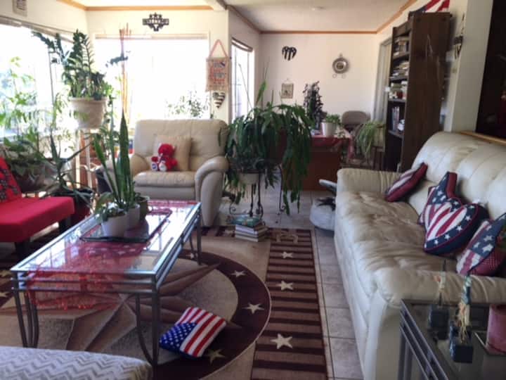 Upland Cozy - Upland, CA