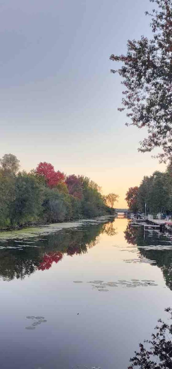 Couples Retreat W/hot Tub: Romantic Getaway - Orillia