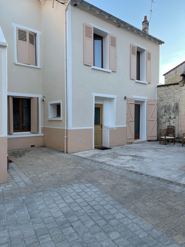 Belle Maison A 11 Mm Des Champs Elysees - Puteaux