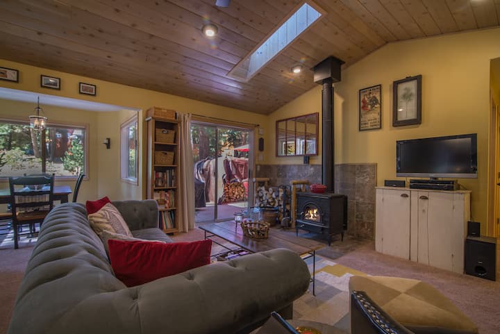 Comfy Cabin With Hot Tub & Wood Stove - Truckee, CA