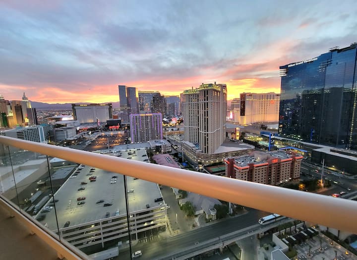Stunning Balcony View Signature Tower 1 - Las Vegas, NV