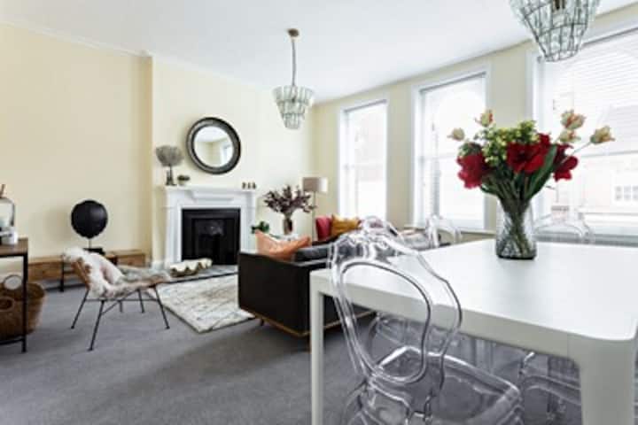 Fabulous 3 Bed Town Centre Apartment With Parking - 