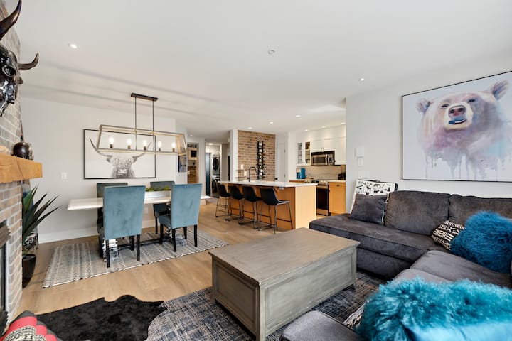 Ski-in & Out In Heart Of Village, Hot Tub & Garage -