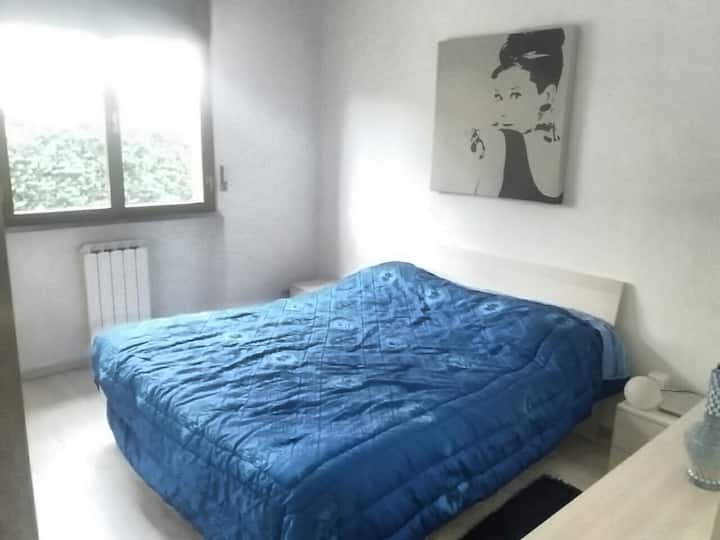 Camera Matrimoniale In Appto Condiviso Con L Host - Massa