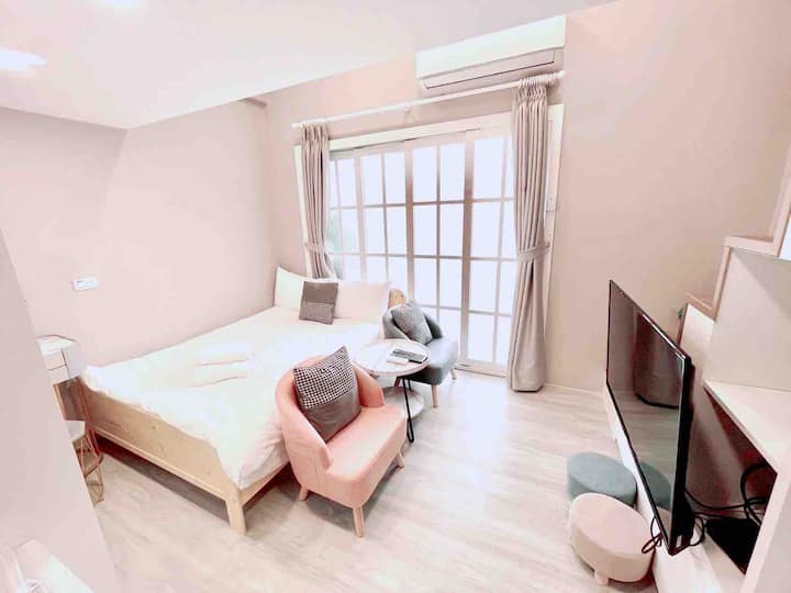 W1214/taipei Main Station/ximending/1-4 Guests - Taiwan