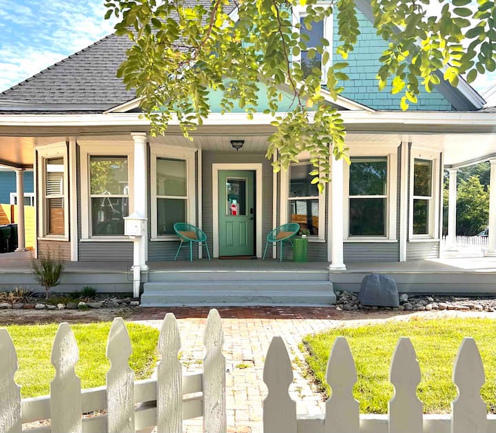 Spacious Midtown Bungalow • King Bed • Parking - Reno