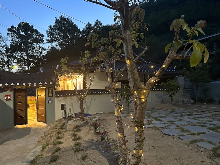 프라이빗안동한옥펜션
담소미~실내온수풀,월컴와인선물,벽화마을내(야외풀 운영7/20~8/20) - 안동시
