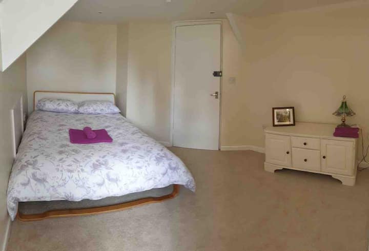 Marley,comfortable,double Bed ,Budget, Bathroom - Ivybridge