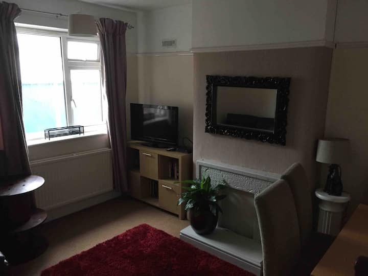 Entire 1 Bed Selfcontained Flat With 3 Single Beds - Chester, UK
