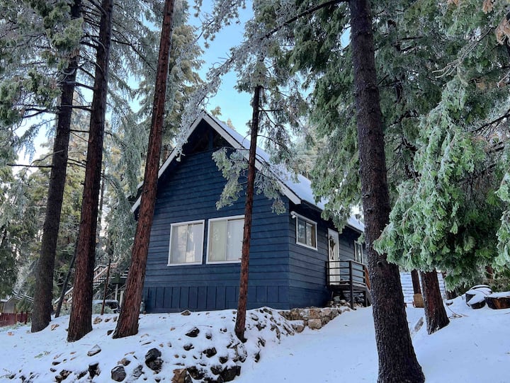 Retreat To The Woods At Cozy Blue Cabin - San Bernardino, CA