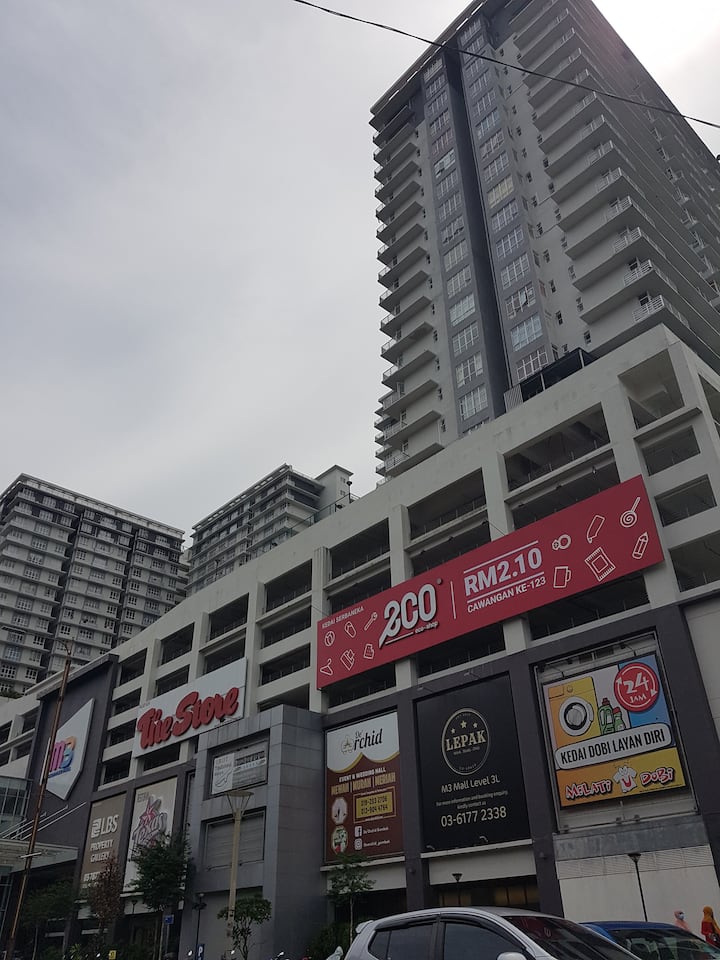 Comfortable & Spacious 3+1 Bedrooms Near Lrt Train - Kuala Lumpur