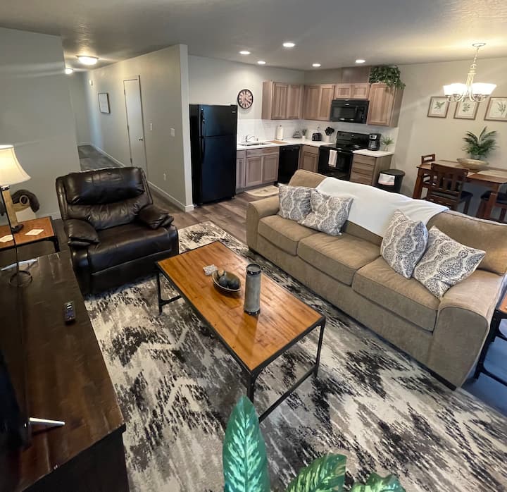 Pasco 2 Story King Suite! Garage! Short Stays! - Burbank, WA