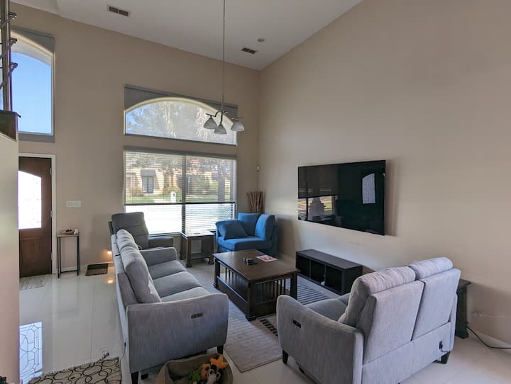 Sunny Bedroom In Shared Home With Pool. - McAllen, TX