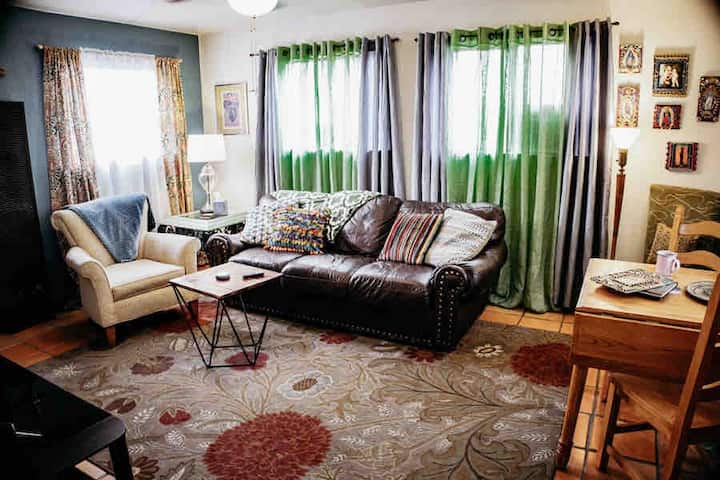 Artist’s Authentic Adobe Casita Close To Meow Wolf - Santa Fe