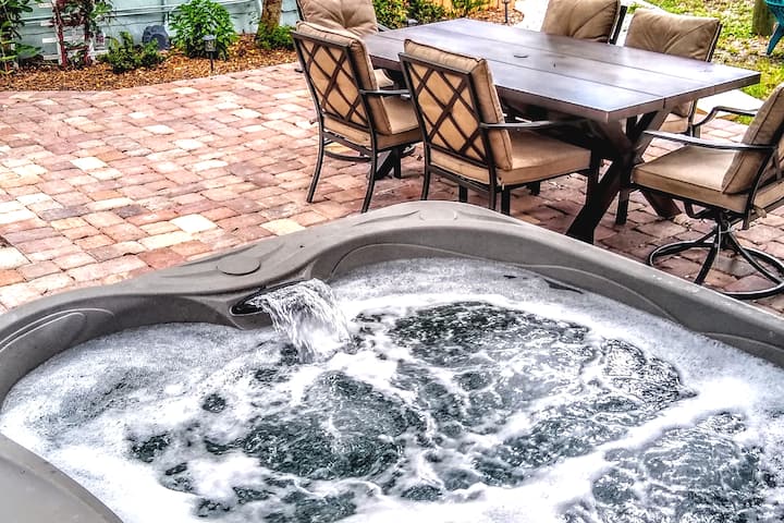 Sandy Cottage W/ Hot Tub, 20 Min To Beach + Garden - Bradenton, FL