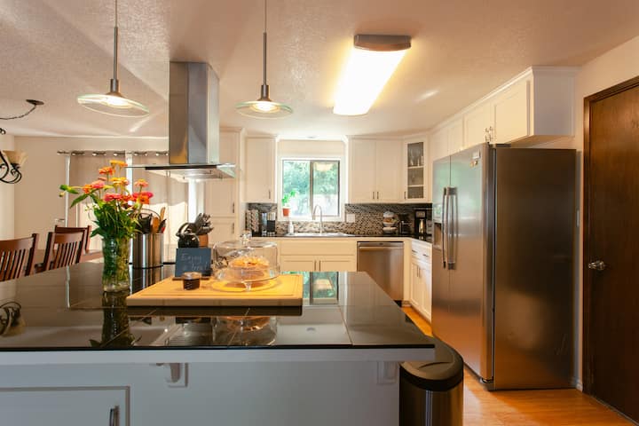 Feels Like Home-very Comfy And Well Stocked-centrally Located-walk To Major Park - Jacksonville, OR
