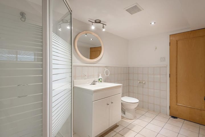 Beautiful  Renovated Basement,15m To Downtown, - Brossard