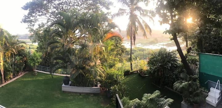 Serene River View Ac Room - 5 Min From Osho Ashram - Pune