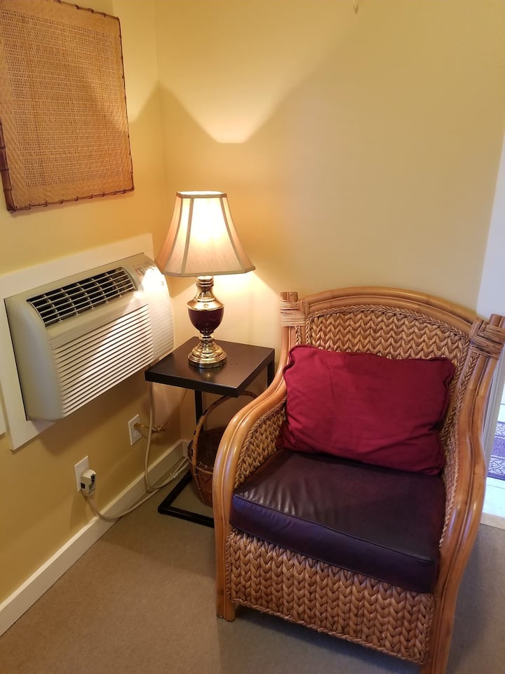 Oak Street Hotel - Acorn Suite (#6) - Hood River, OR