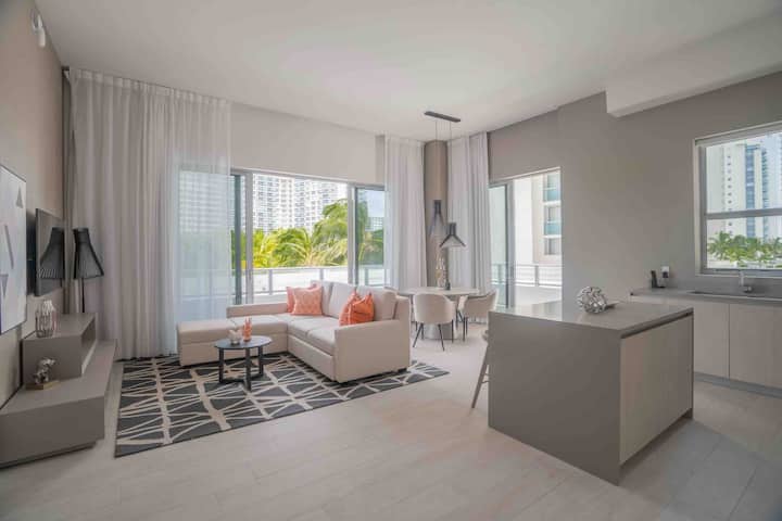 Hyde Beach House - 2 Br High Ceiling Corner Suite! - Sunny Isles Beach, FL