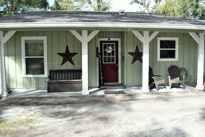 Cozy Country Home - DeLand, FL