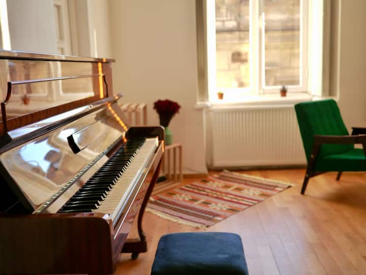 ∆ Quiet Pianist's 2br Apt.+ Balcony Behind Opera - Tbilisi