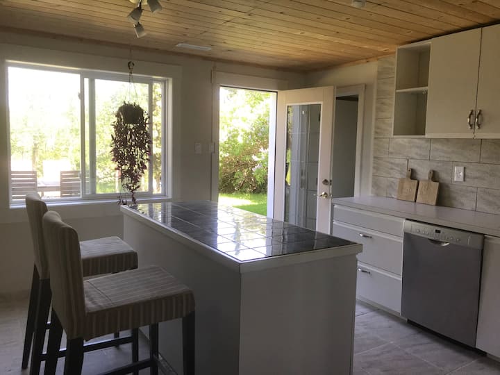 Riverfront Retreat & Getaway With Great View - Calgary