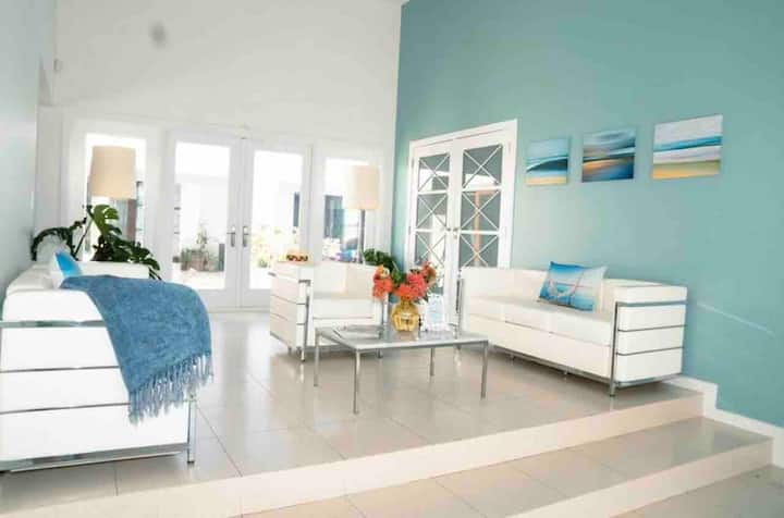 Palm Beach Stunning 4 Bedroom - Aruba