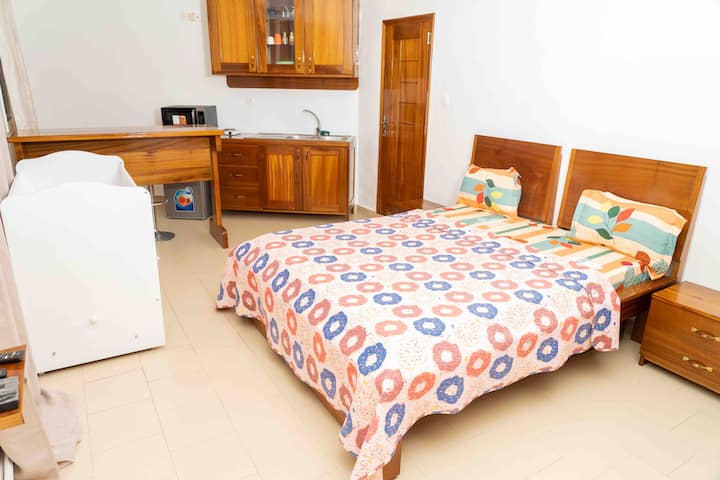 Lit Queen Size I Parking Gratuit I Proche Centre. - Dakar