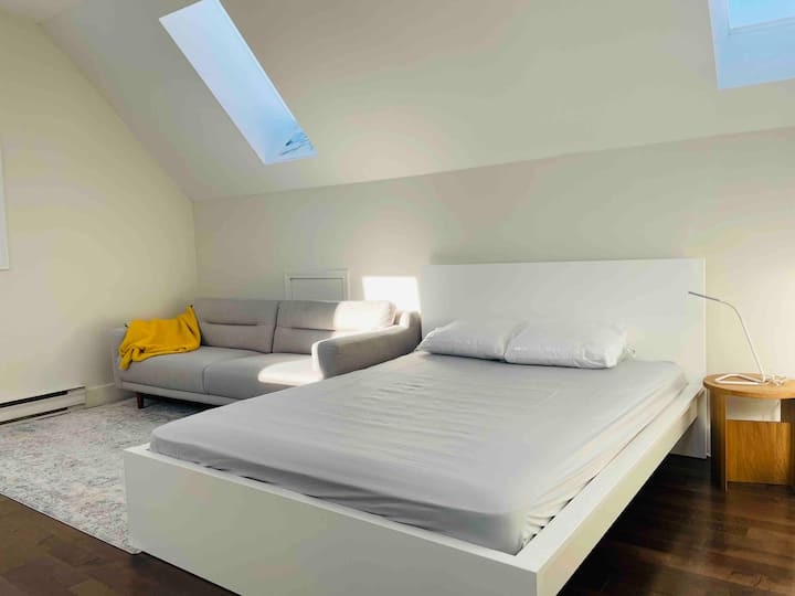 Private & Spacious, Separate Entry, Free Parking - Gulf Islands