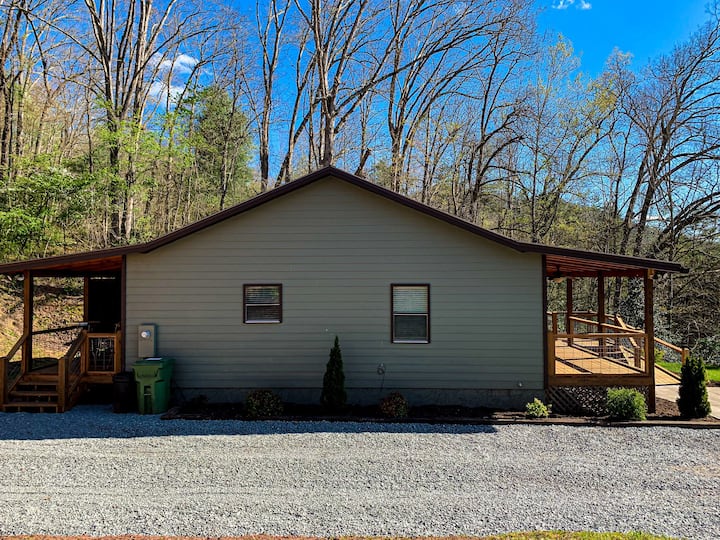 Twin Oaks: Close To Town! Mtn Views! Hot Tub! - Bryson City, NC
