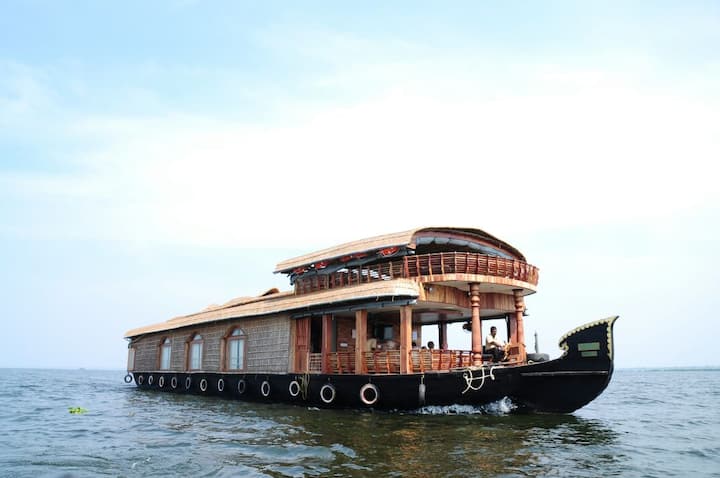 Aqua Jumbo 4 Bedroom Houseboat In Kumarakom - Kumarakom