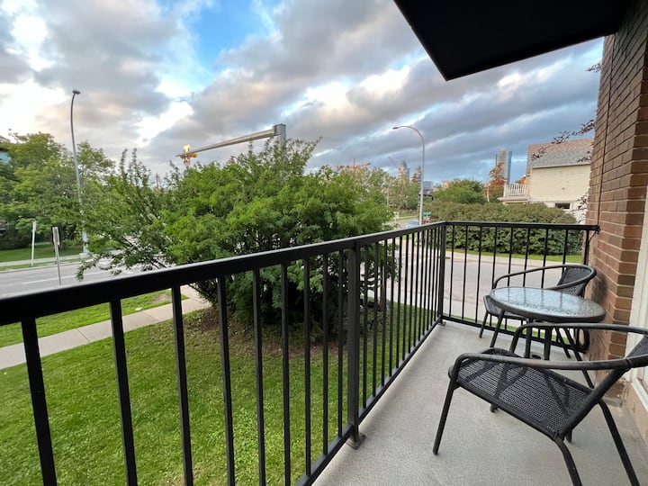 Cozy 1 Bed Condo - 2 Min To C-train, Downtown Yyc - Calgary