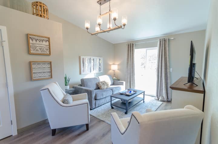 Downtown, Full Kitchen, Laundry W/ Mt. Views! - Palmer, AK