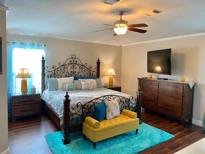 Spacious North Houston Get-away Vacation Home - Tomball, TX