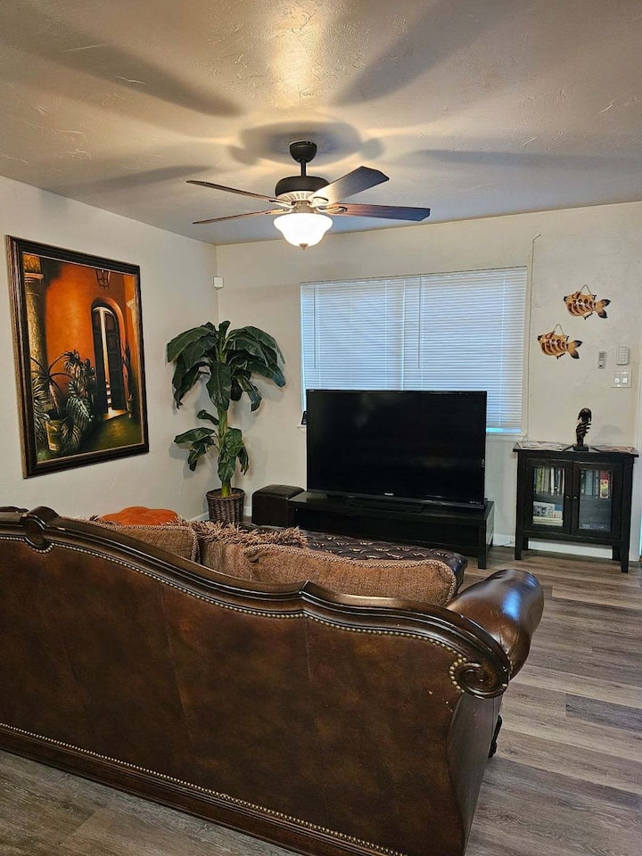 Dog Friendly, Great Parking, Newly Renovated - Colorado Springs, CO