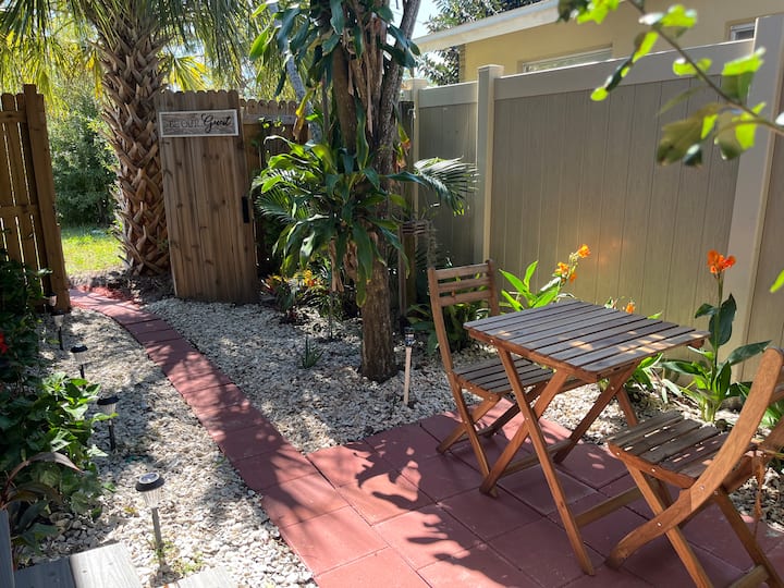 Charming Side Garden Suite (No Cleaning Fee) - St. Petersburg, FL