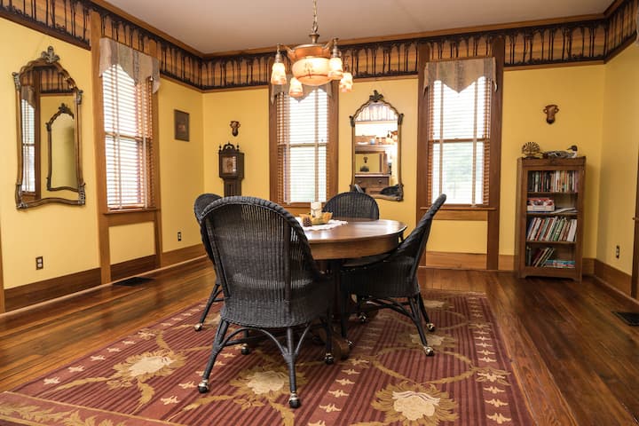 The South Bedroom, Breakfast Included. - Indianapolis, IN