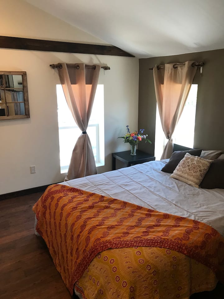 Central Cozy Suite With Outdoor Deck (Pets Ok) - Saugerties, NY