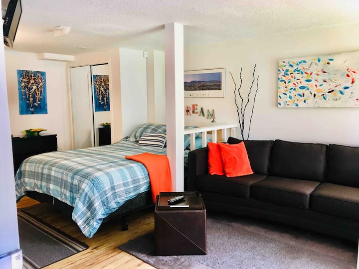 Relax In A Private Guest Unit, Full Kitchen & Yard - North Vancouver
