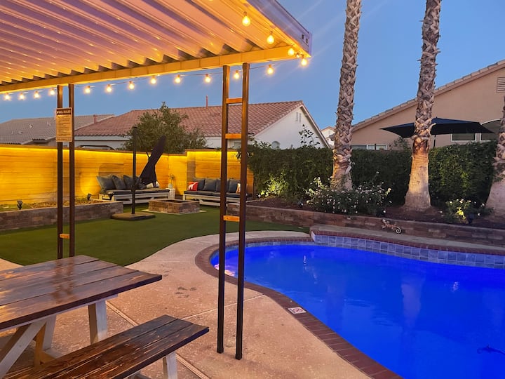 Large Vegas 5 Bedroom Home W/ Pool! - Henderson, NV