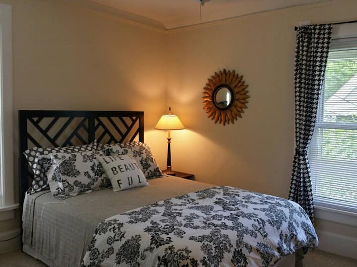 Charming Upper Brady St. 2+bedroom Upper Unit - Milwaukee, WI