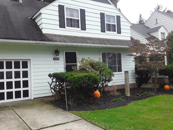 Cleveland Heights Suburban Neighborhood Living - Cleveland, OH